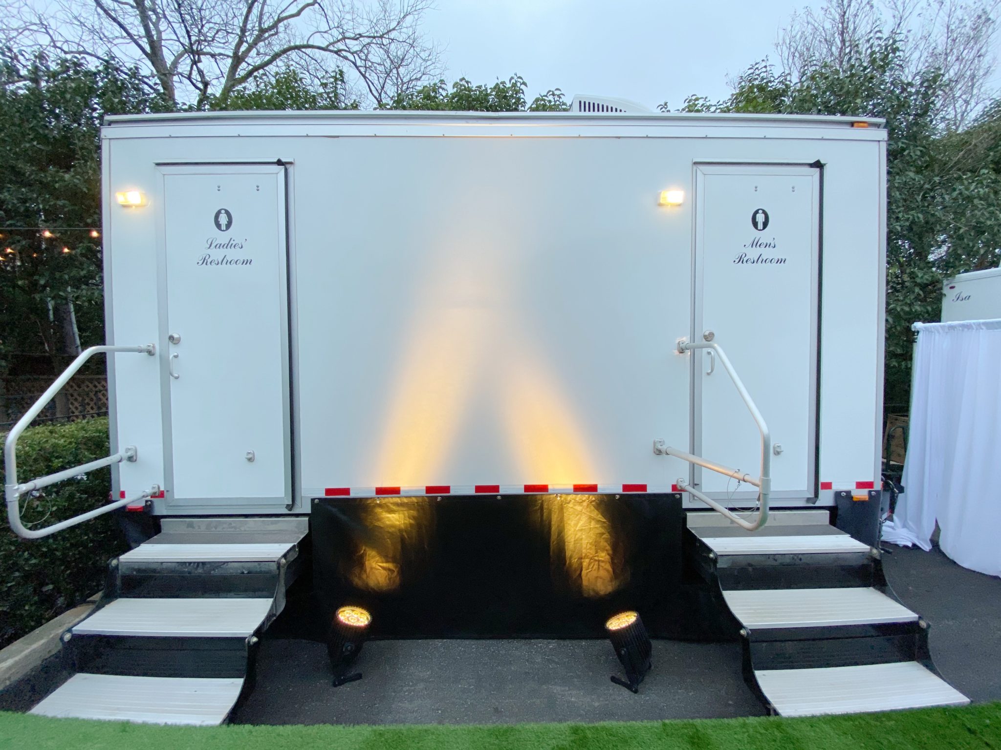 A Royal Flush - Luxury Mobile Restrooms For Rent